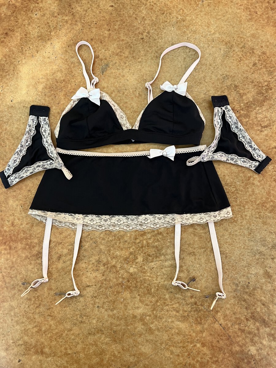 Clothing :: Lingerie outfit worn for a scene - Sweeky